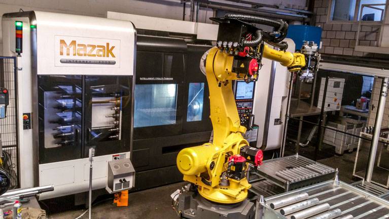 Robot in the metal - AMT Group